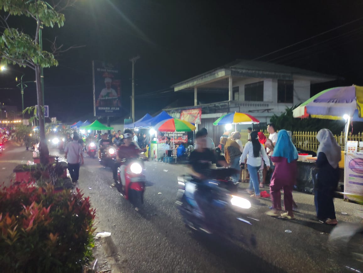 Momen Tahun Baru, Pedagang di Kolong Bakung dan Simpang Nanas Untung ... Momen Tahun Baru, Pedagang di Kolong Bakung dan Simpang Nanas Untung ...