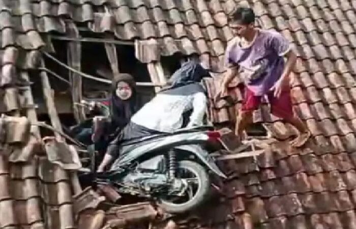 Viral! Nahas 2 Perempuan Nyangkut Bareng Sepeda Motor di Atap Rumah ...