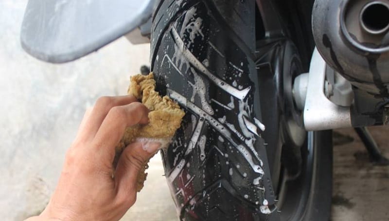 3 Cara Tambal Ban Tubeless Motor dengan Tire Repair Kit, Mudah dan Aman ...